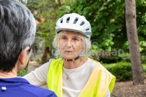 Vrouw met fietshelm | Vlaamse ouderenraad